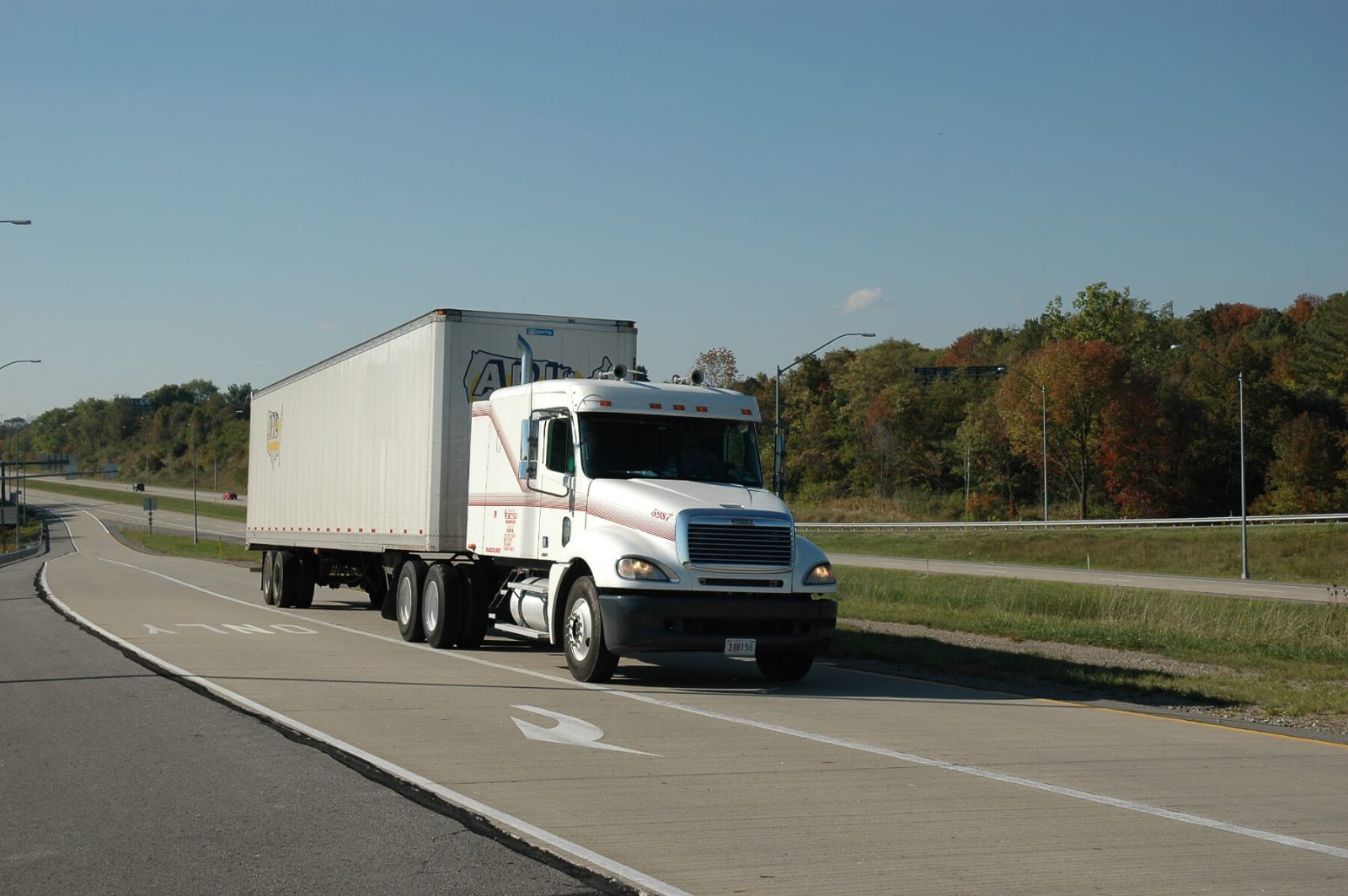 What is Dry Van Trucking and Who Needs It? - Rob Base